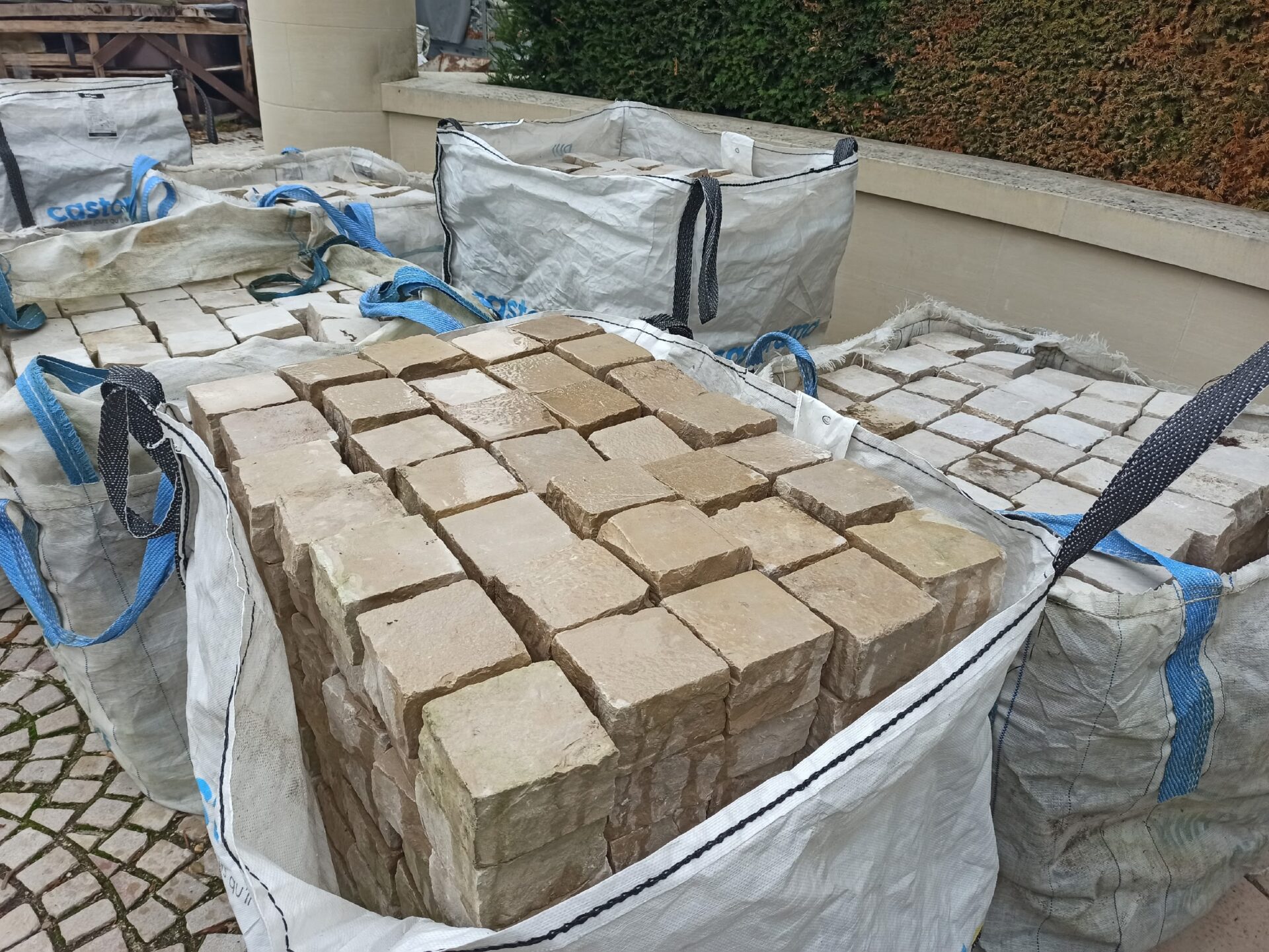 Pierre calcaire en pavés - VendezVosMateriaux